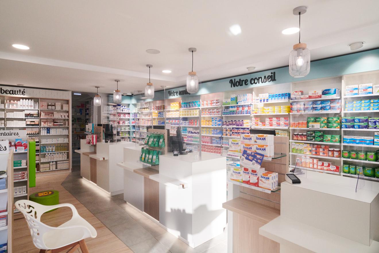 Pharmacie blanche bois et noir avec végétalisation